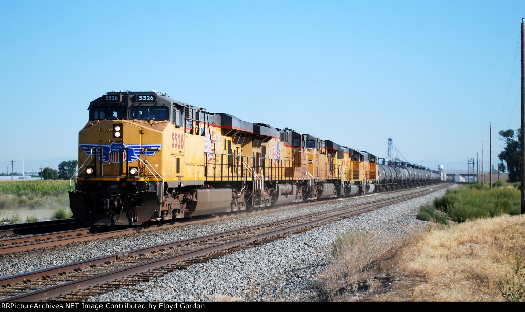 UP 5526 on point of eastbound UP freight